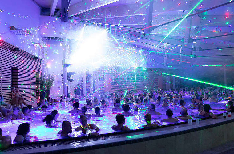 Zur „Y2K night“ – der ultimativen 2000er Party in der Therme abfeiern ...